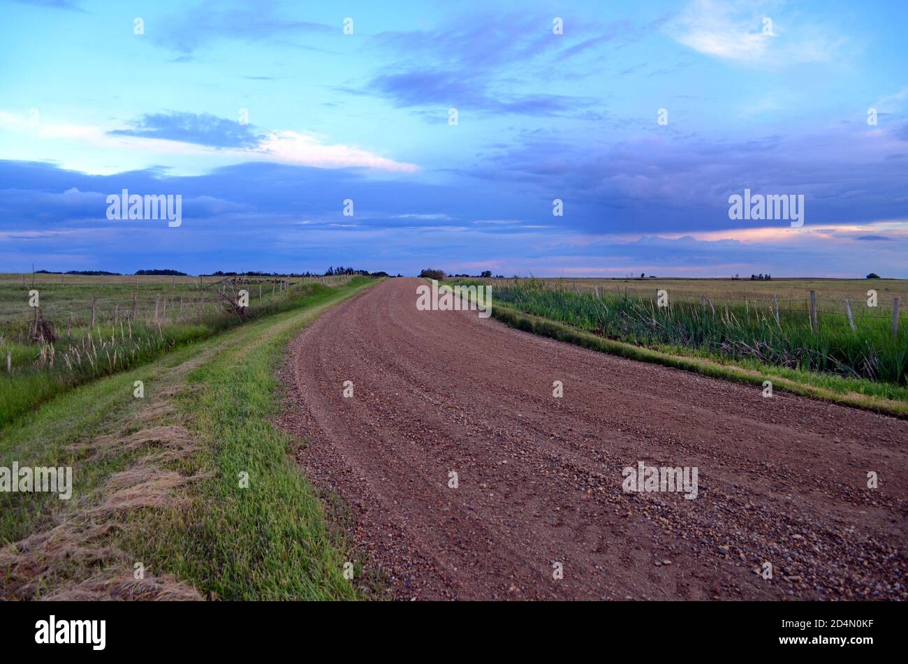 Alberta, Canada - Dirt Road through Castor Countryside Stock Photo - Alamy