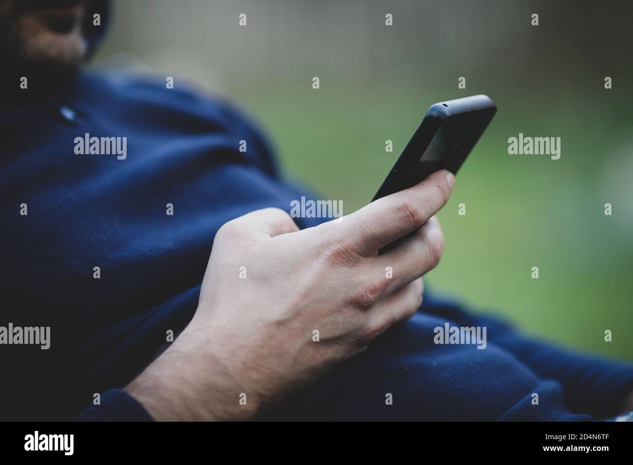 A man using his mobile phone hi-res stock photography and images - Alamy