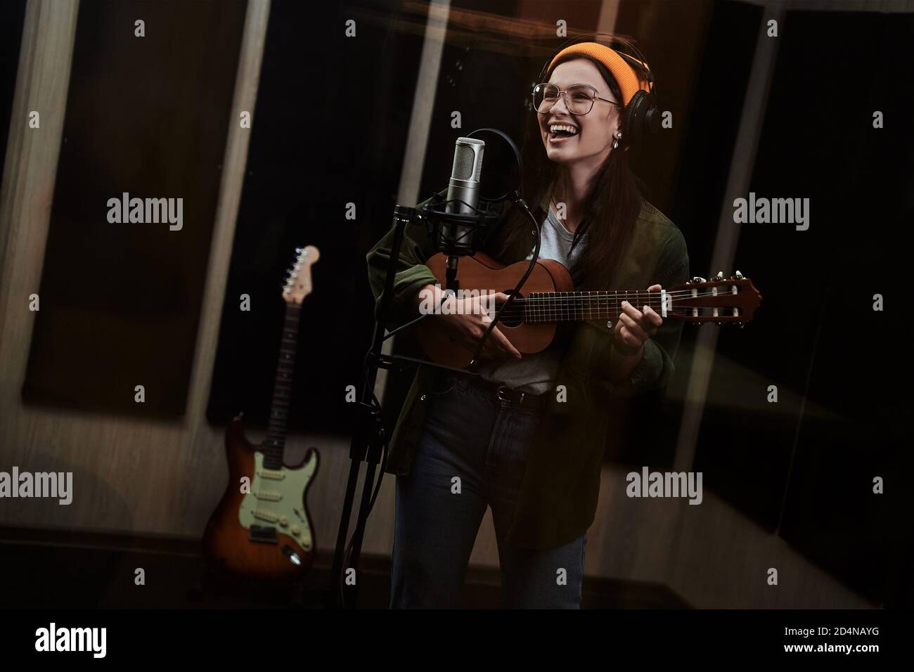 Celebrity music singing playing guitar hi-res stock photography and ...