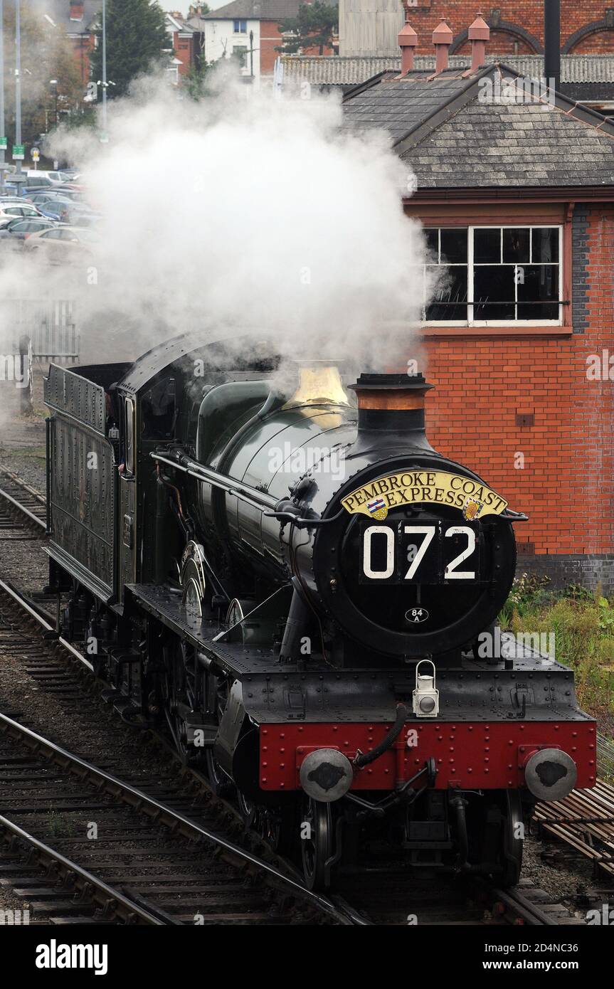 "Kinlet Hall" running round its train at Kidderminster Stock Photo - Alamy