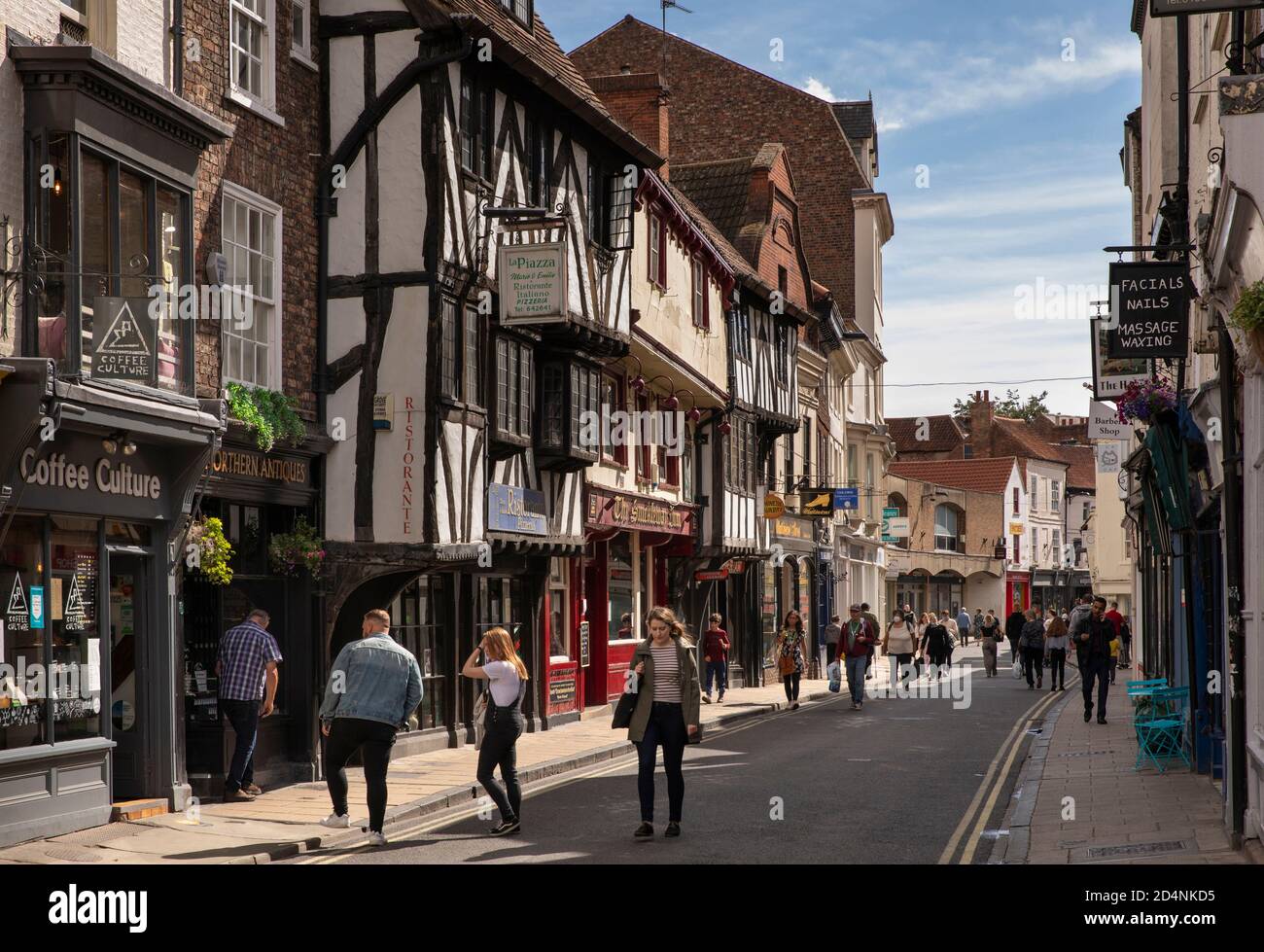 UK, England, Yorkshire, York, Stonegate, visitors in pedestrianised ...