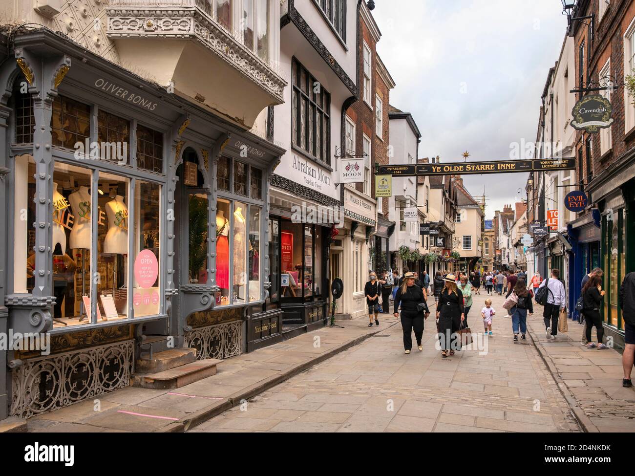 UK, England, Yorkshire, York, Stonegate, visitors in pedestrianised ...