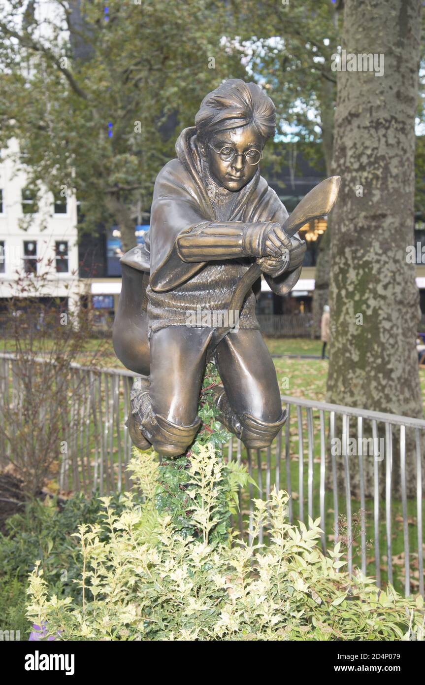 Harry potter statue hi-res stock photography and images - Alamy