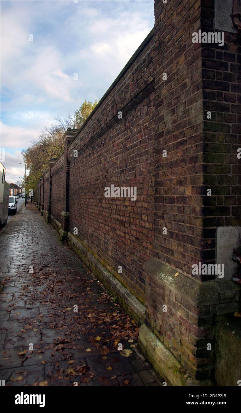 Wall around cemetery hi-res stock photography and images - Alamy