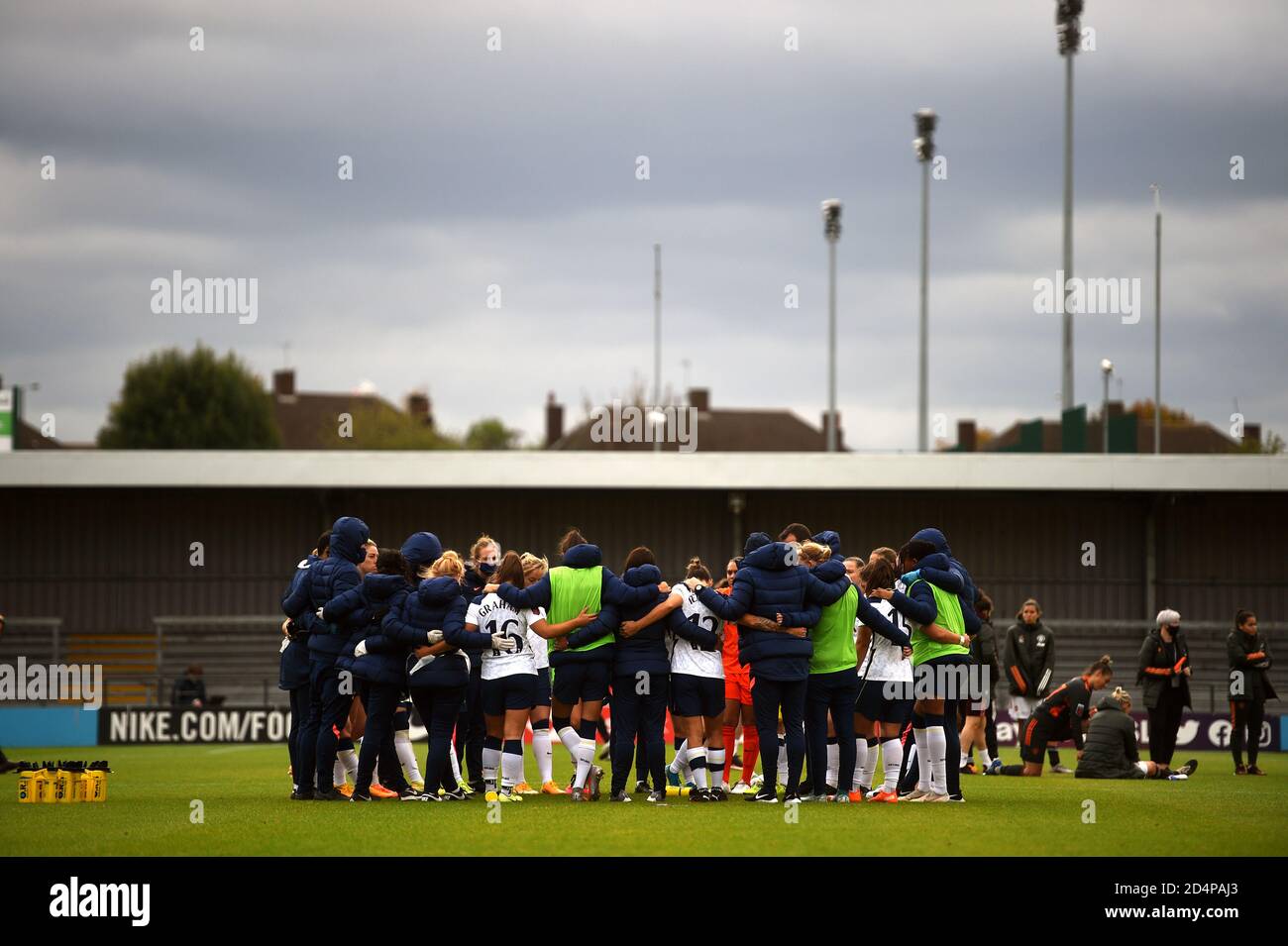 Tottenham hotspur players huddle hi-res stock photography and images ...