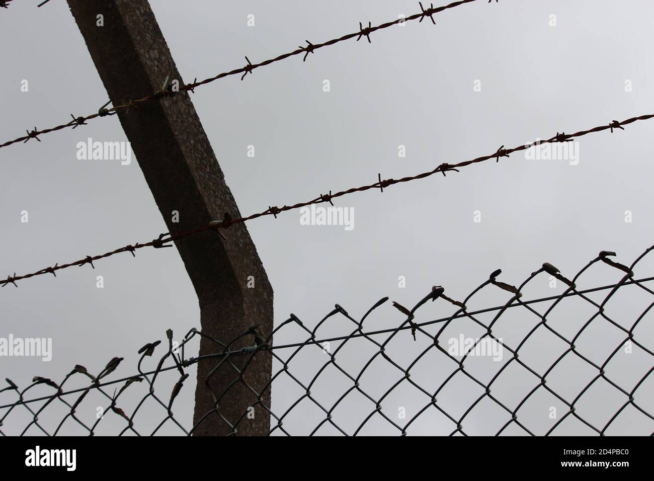 Concrete fence post barbed wire hi-res stock photography and images - Alamy