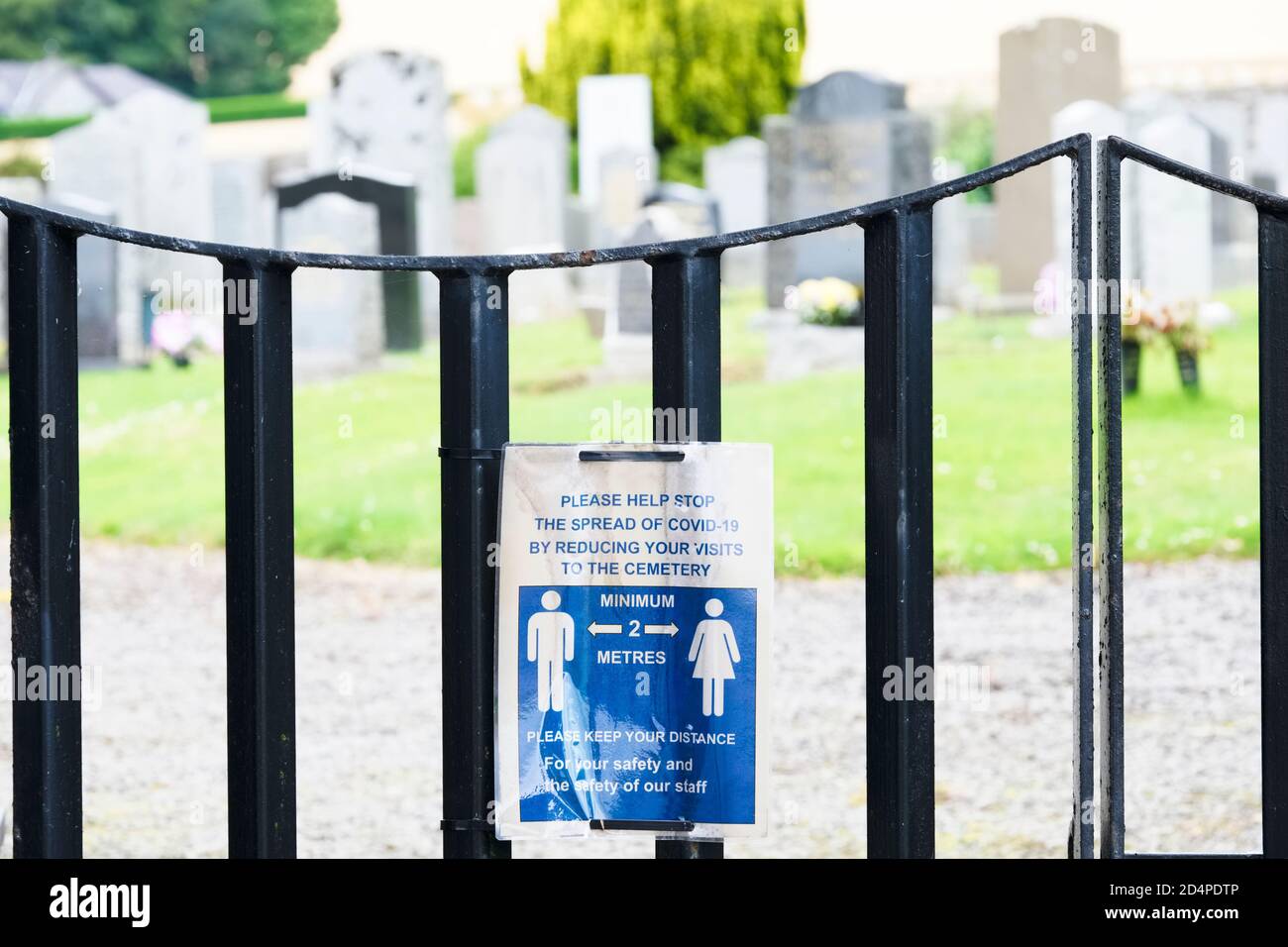 Social distancing sign at graveyard gate for visitors Stock Photo - Alamy