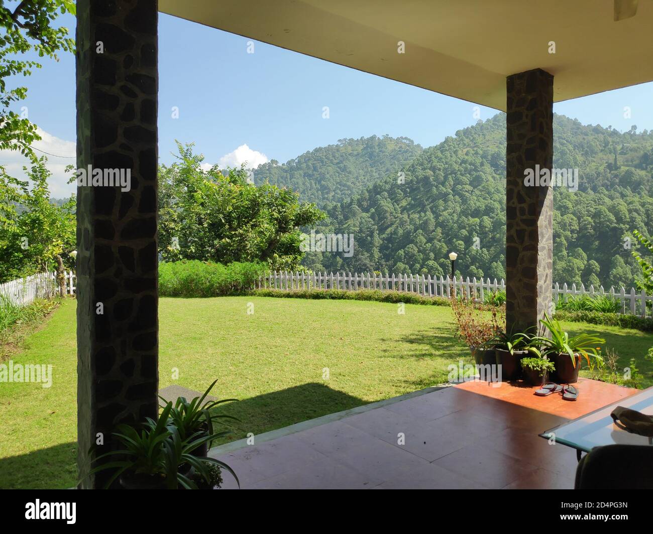 Lawn pillars hi-res stock photography and images - Alamy
