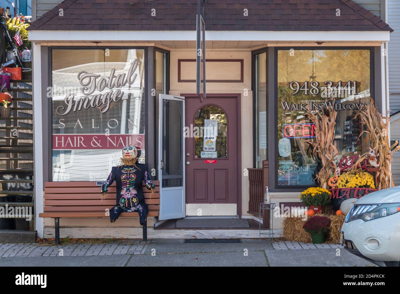 Creative storefront hi-res stock photography and images - Alamy