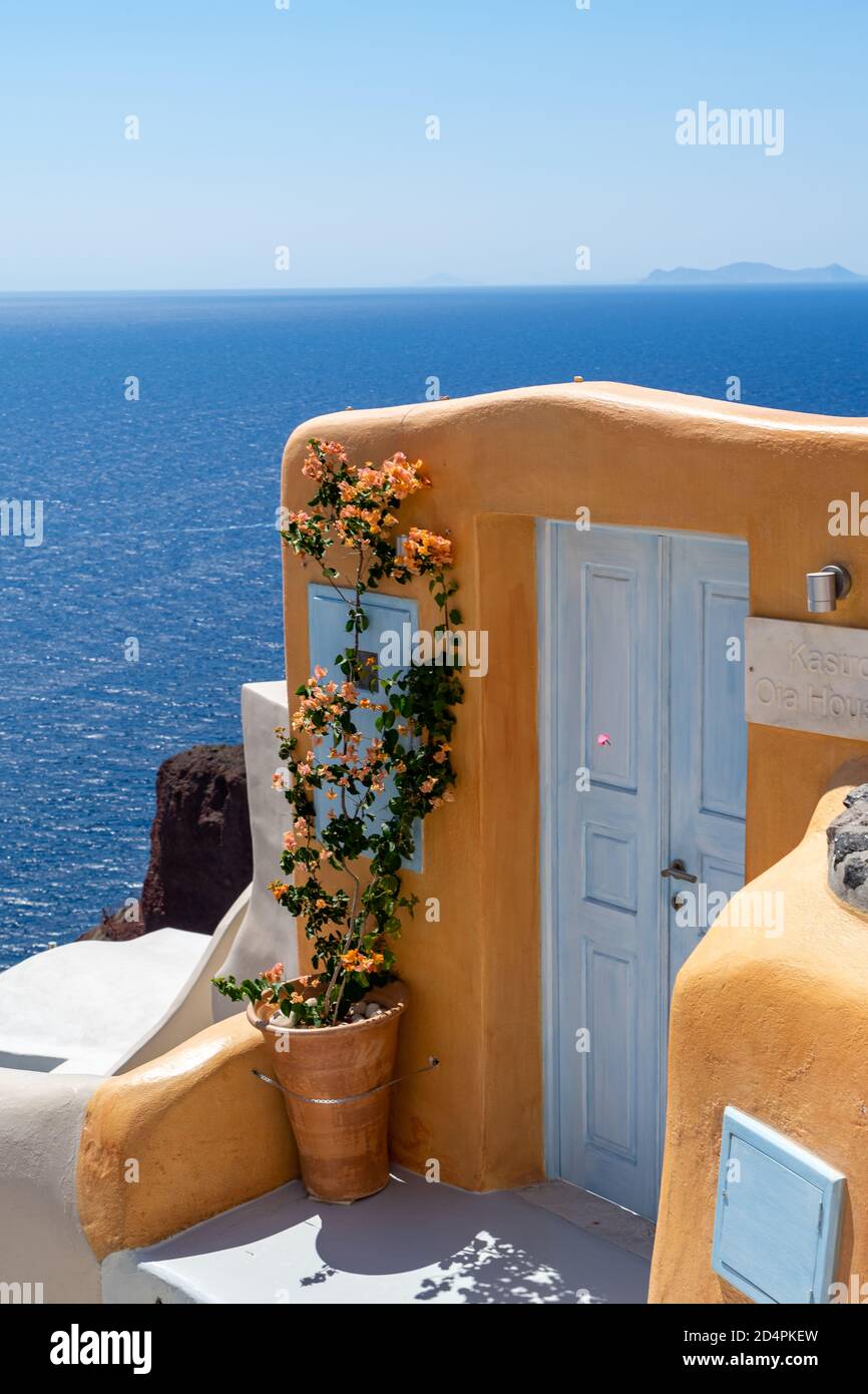 Greek whitewashed outdoor stairs hi-res stock photography and images ...