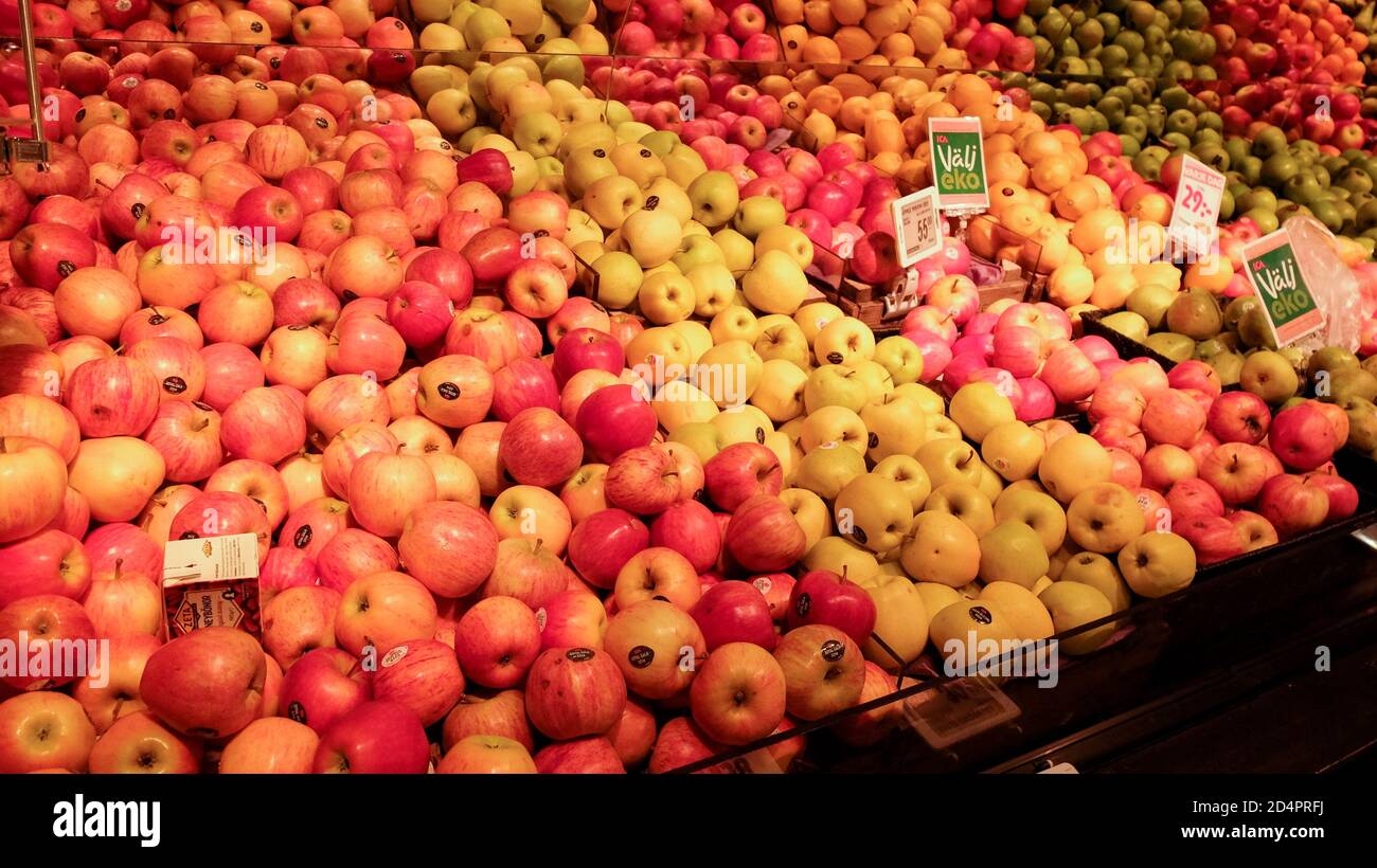 Red and green apples on display supermarket bulk Stock Photo - Alamy