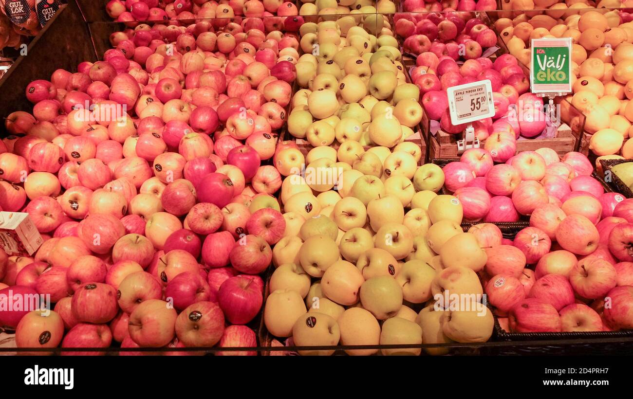 Red and green apples on display supermarket bulk Stock Photo - Alamy
