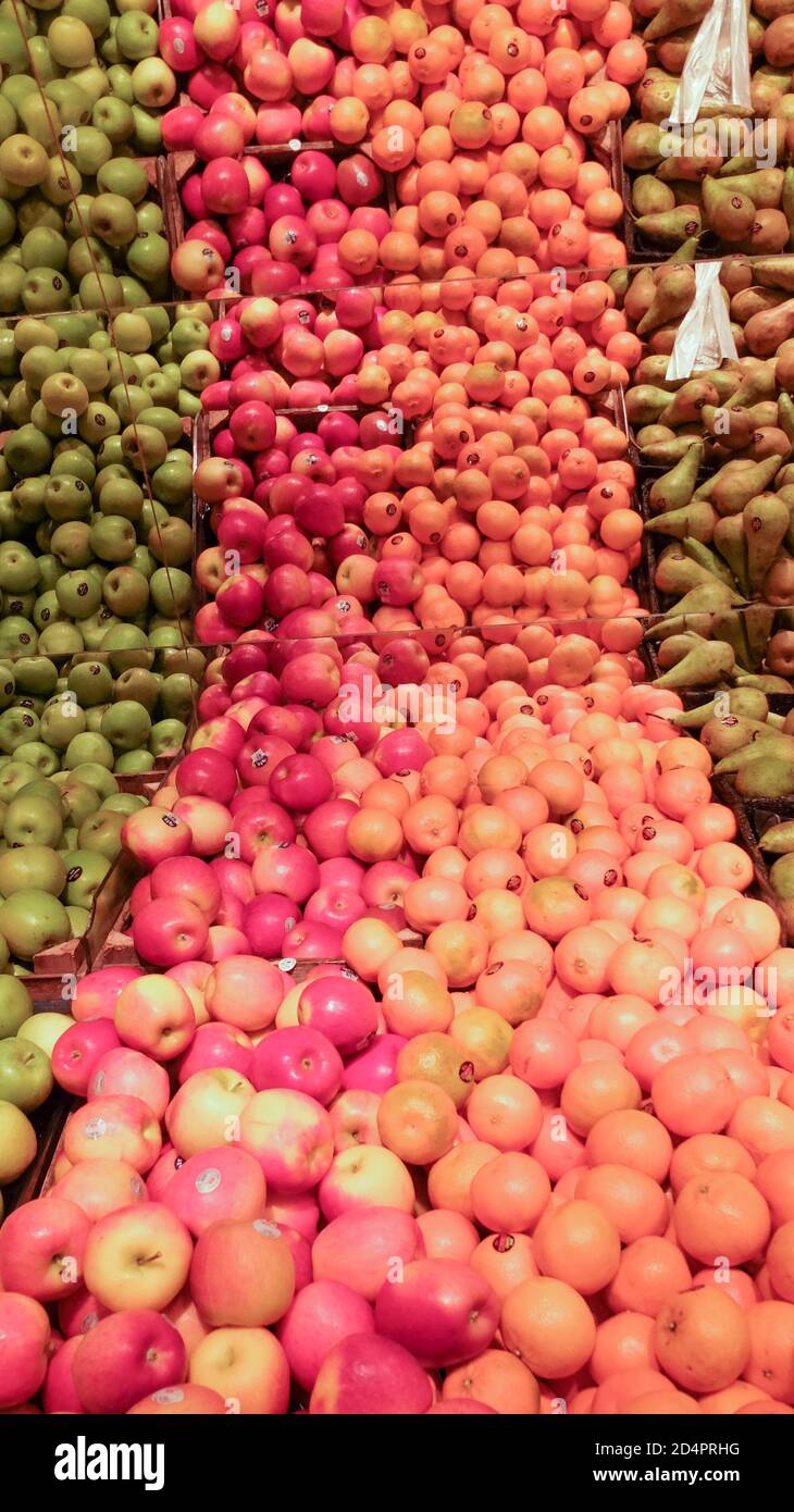 Red and green apples on display supermarket bulk Stock Photo - Alamy