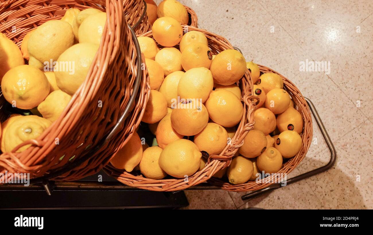 Lemons on display supermarket bulk Stock Photo - Alamy