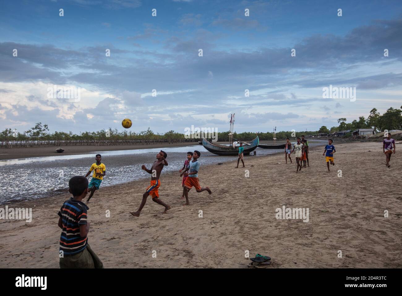 Kids playing on the beach hi-res stock photography and images - Alamy