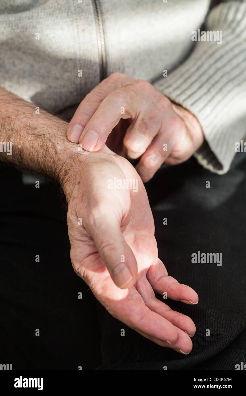 Man checking pulse Stock Photo - Alamy