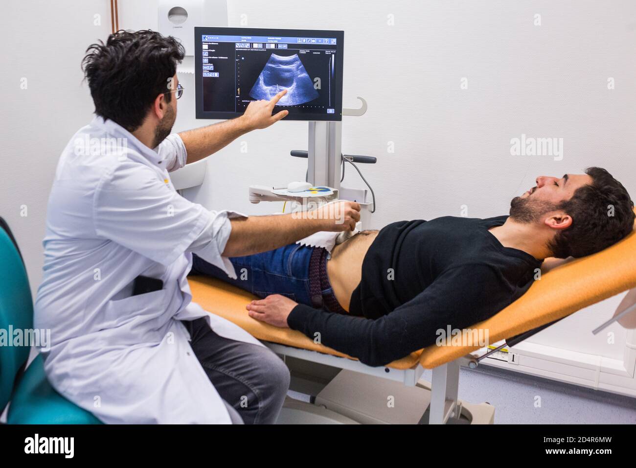 Pelvic ultrasound by the suprapubic route of the urinary tract with ...