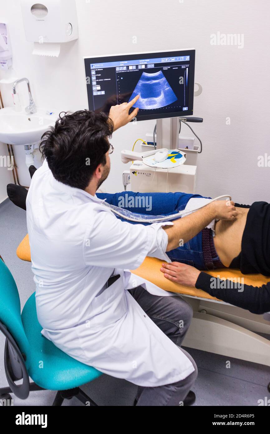 Pelvic ultrasound by the suprapubic route of the urinary tract with ...