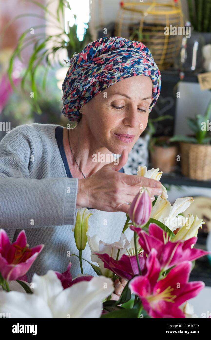 Woman chemotherapy treatment hi-res stock photography and images - Alamy