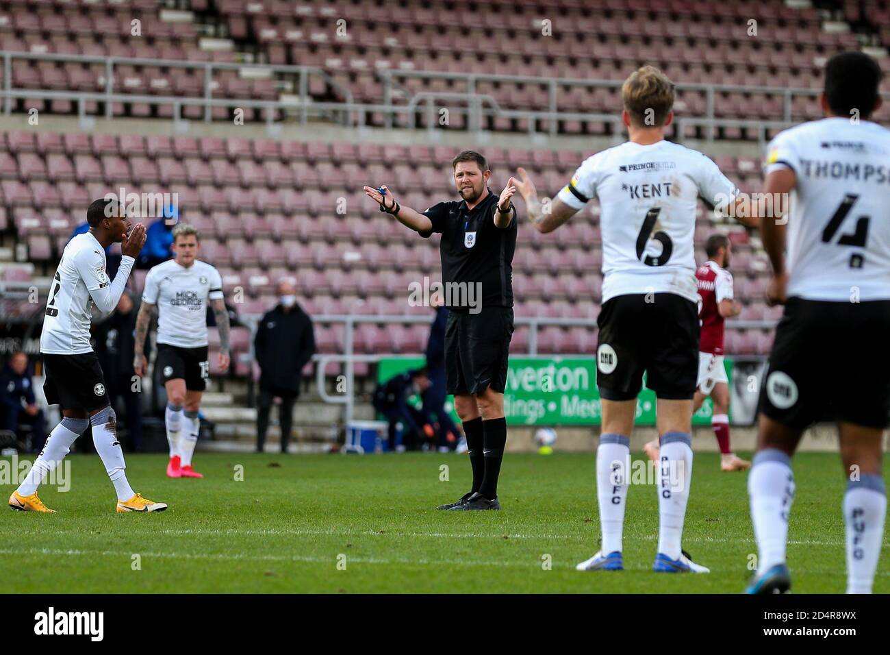 Brett Huxtable Referee High Resolution Stock Photography and Images - Alamy