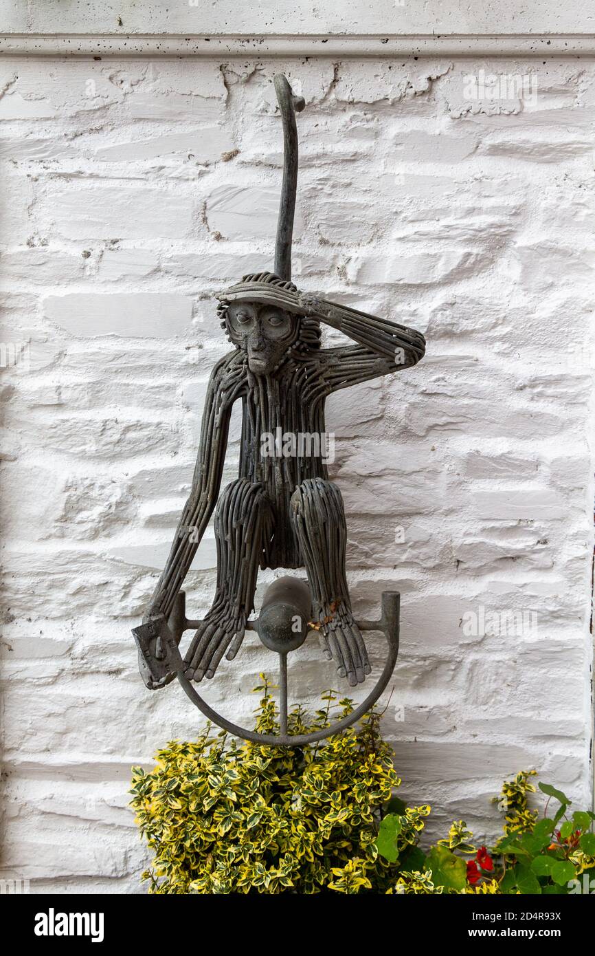 Bronze monkey statue hi-res stock photography and images - Alamy