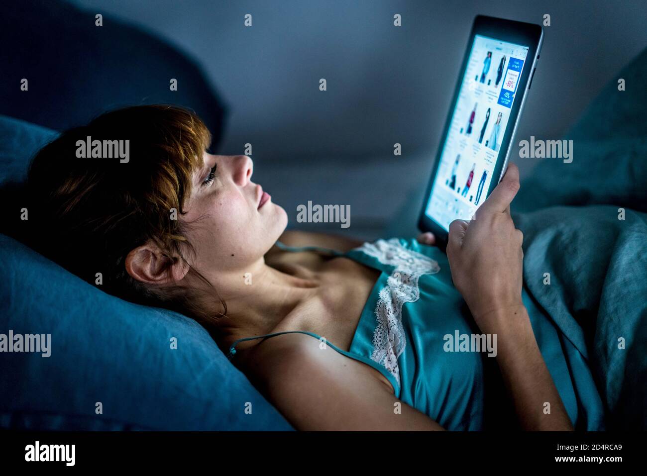 Woman electronic tablet bed night hi-res stock photography and images ...