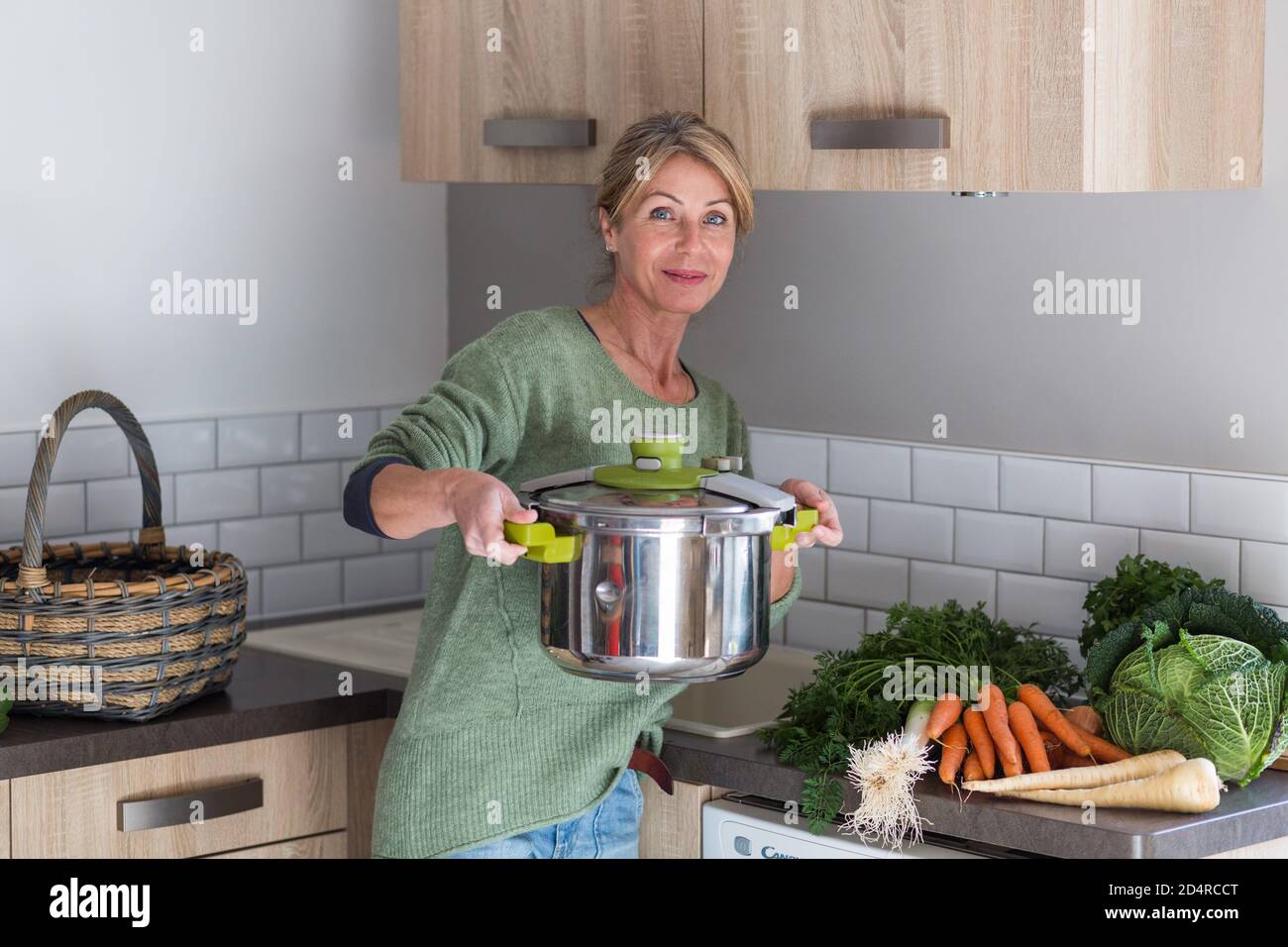 Pressure cooker woman hi-res stock photography and images - Alamy