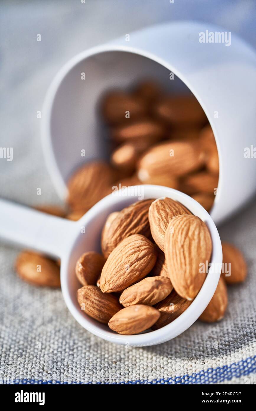 Loose almonds hi-res stock photography and images - Alamy