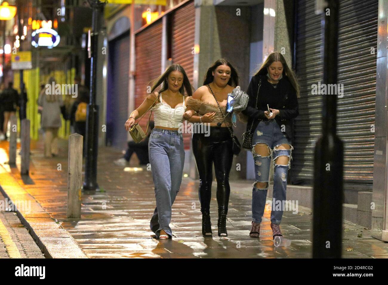 People out socialising in liverpool city centre hi-res stock ...