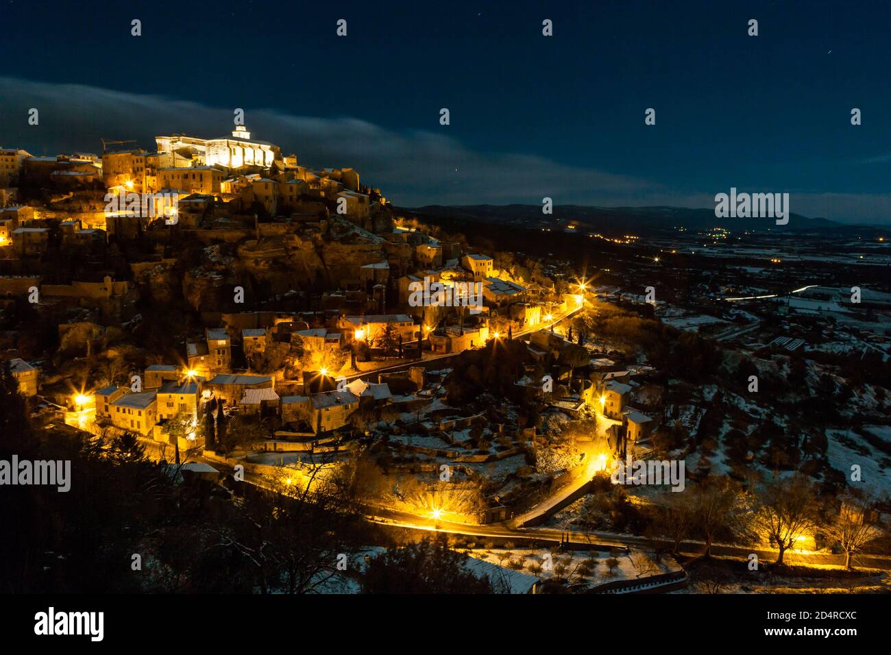 Village of Gordes ( Vaucluse, France ) at night under the snow Stock ...