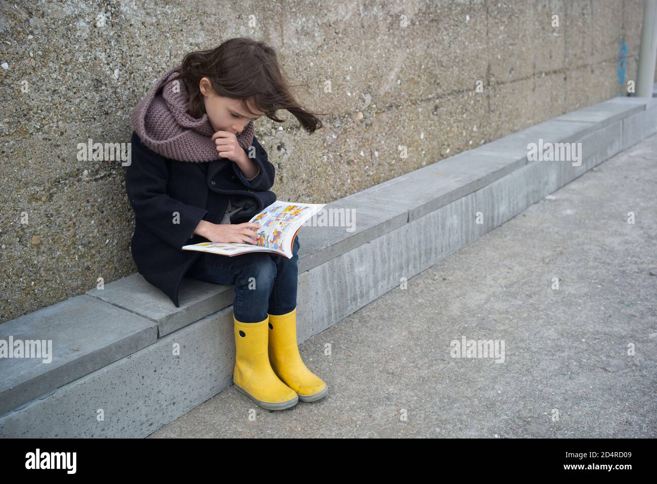 8 year-old girl reading Stock Photo - Alamy