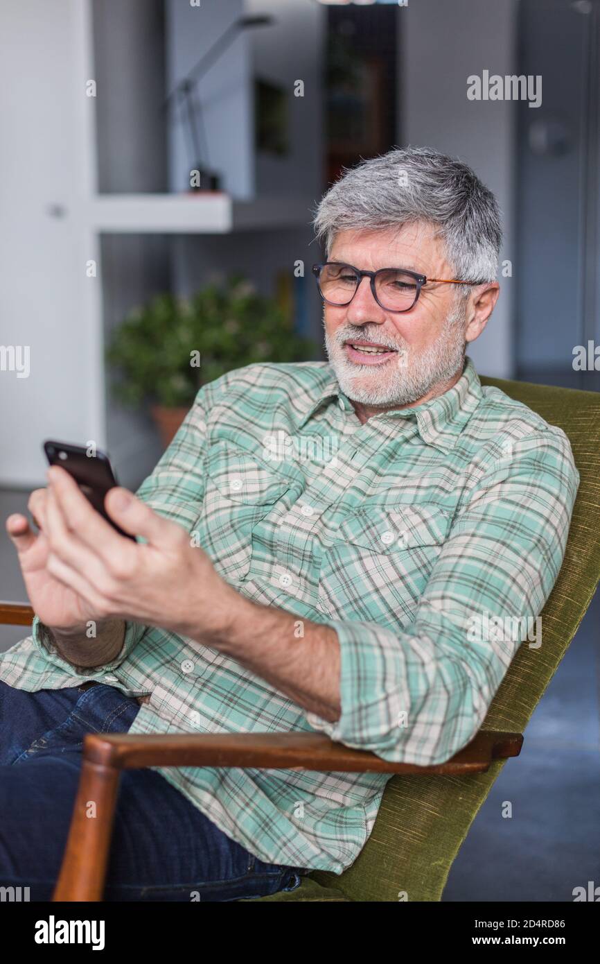 Senior citizen using smartphone High Resolution Stock Photography and ...