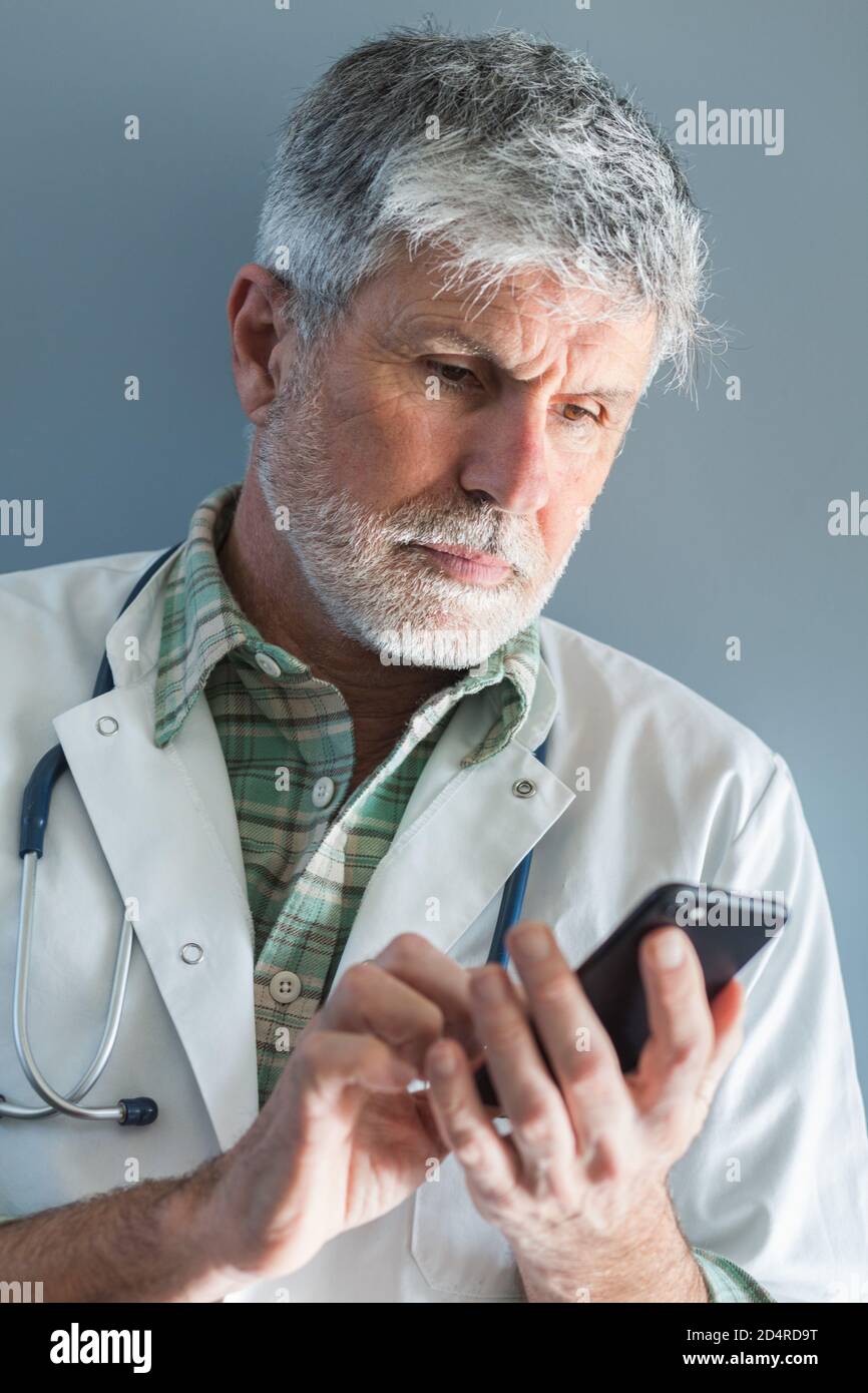 Doctor using smartphone hi-res stock photography and images - Alamy