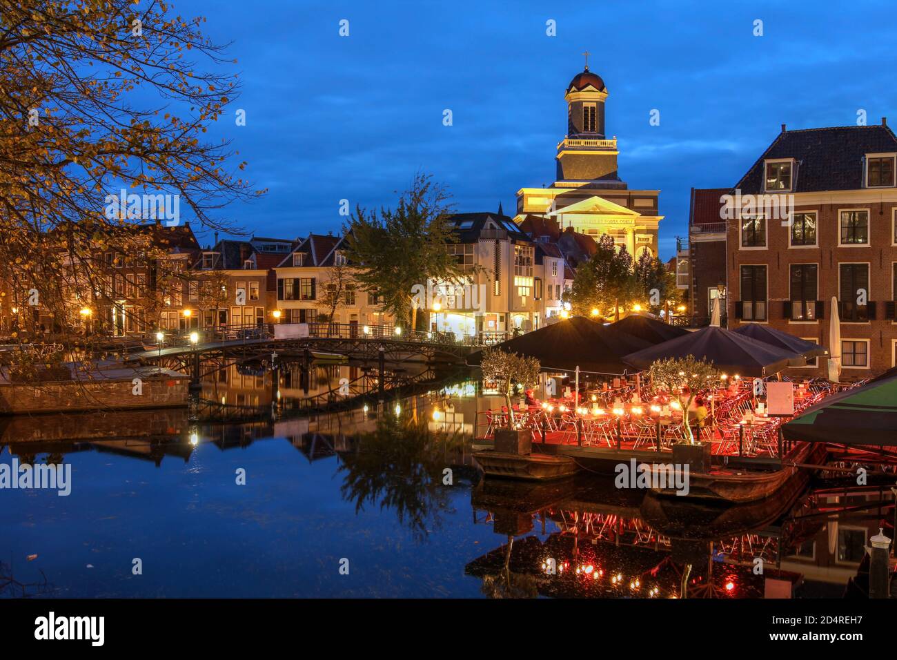 Night scene in Leiden, The Netherlands with Hartebrugkerk Church ...
