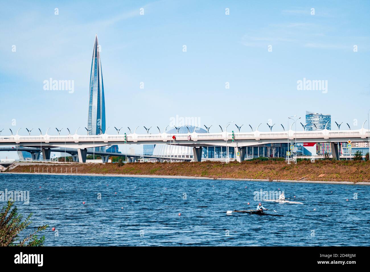 People train rowing, against of a bridge Stock Photo - Alamy