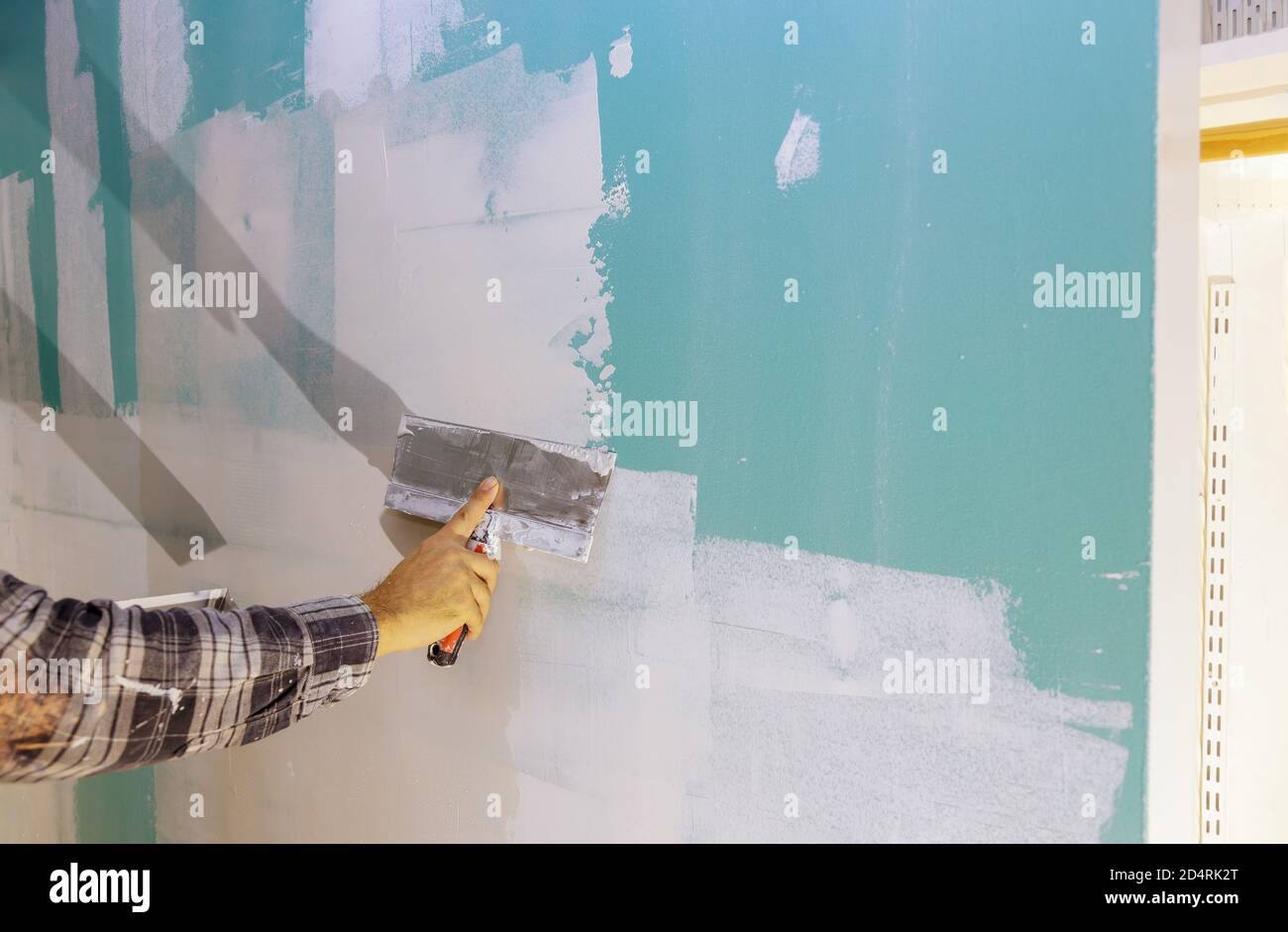 Worker working with putty and spatula work aligns with wall Stock Photo ...