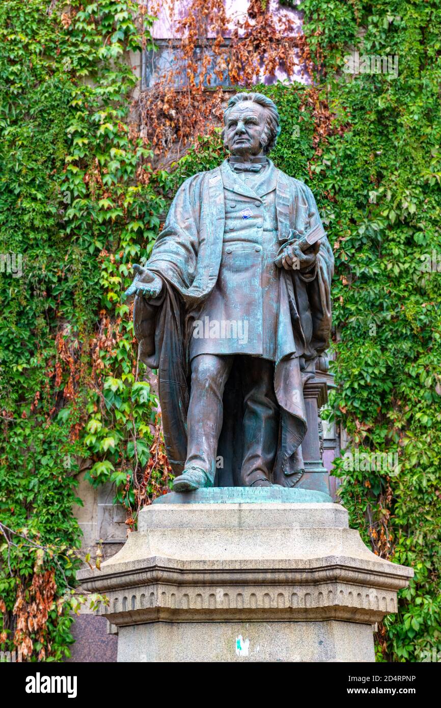 Toronto statues hi-res stock photography and images - Alamy