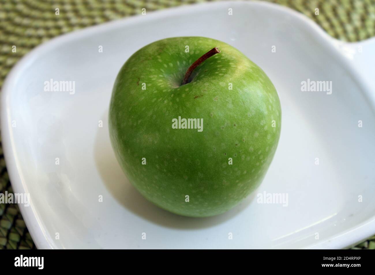 Whole green apple hi-res stock photography and images - Alamy