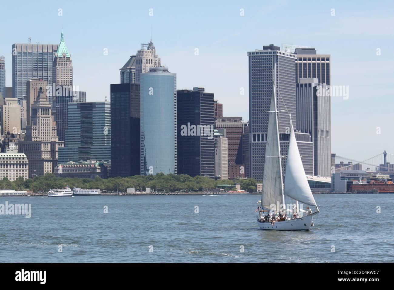 Sailing boat in fron of new york skyline hi-res stock photography and ...