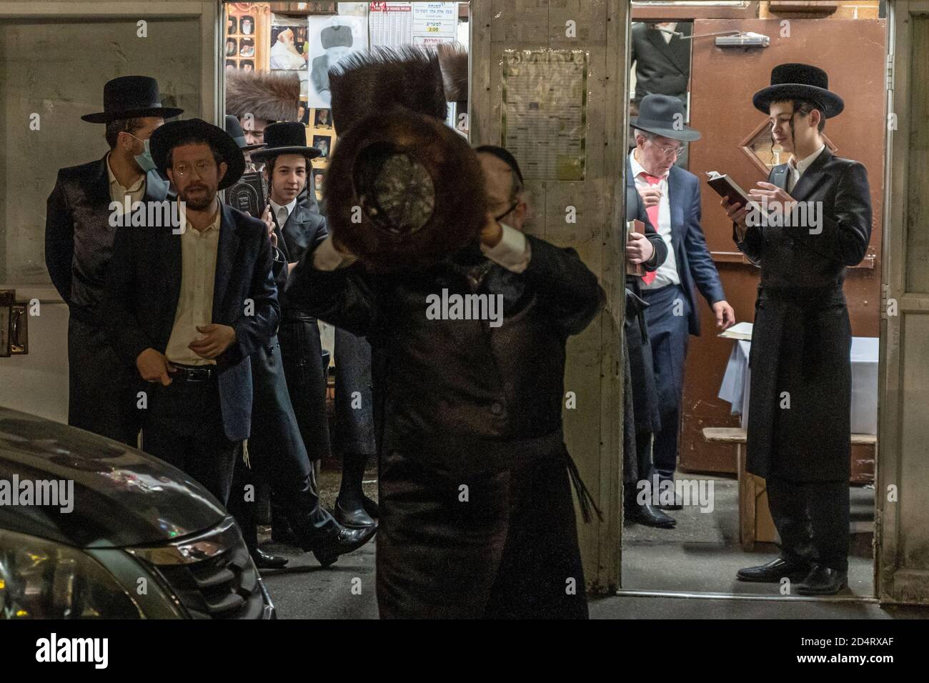 Borough park brooklyn orthodox jewish hi-res stock photography and ...