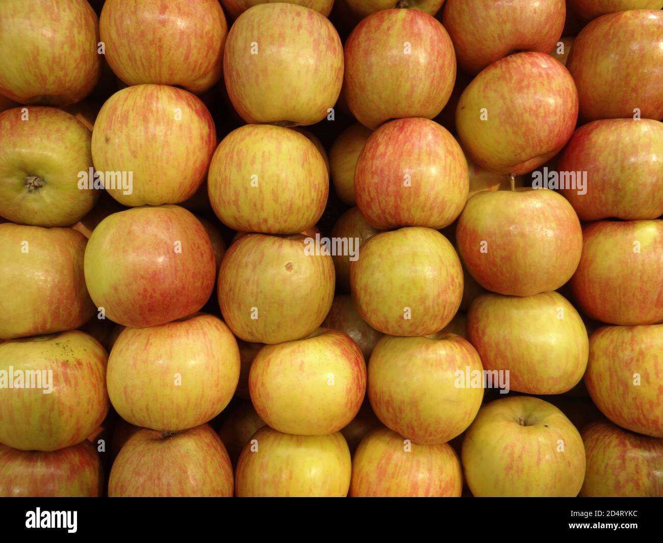 Closeup shot of a pile of apple Stock Photo - Alamy
