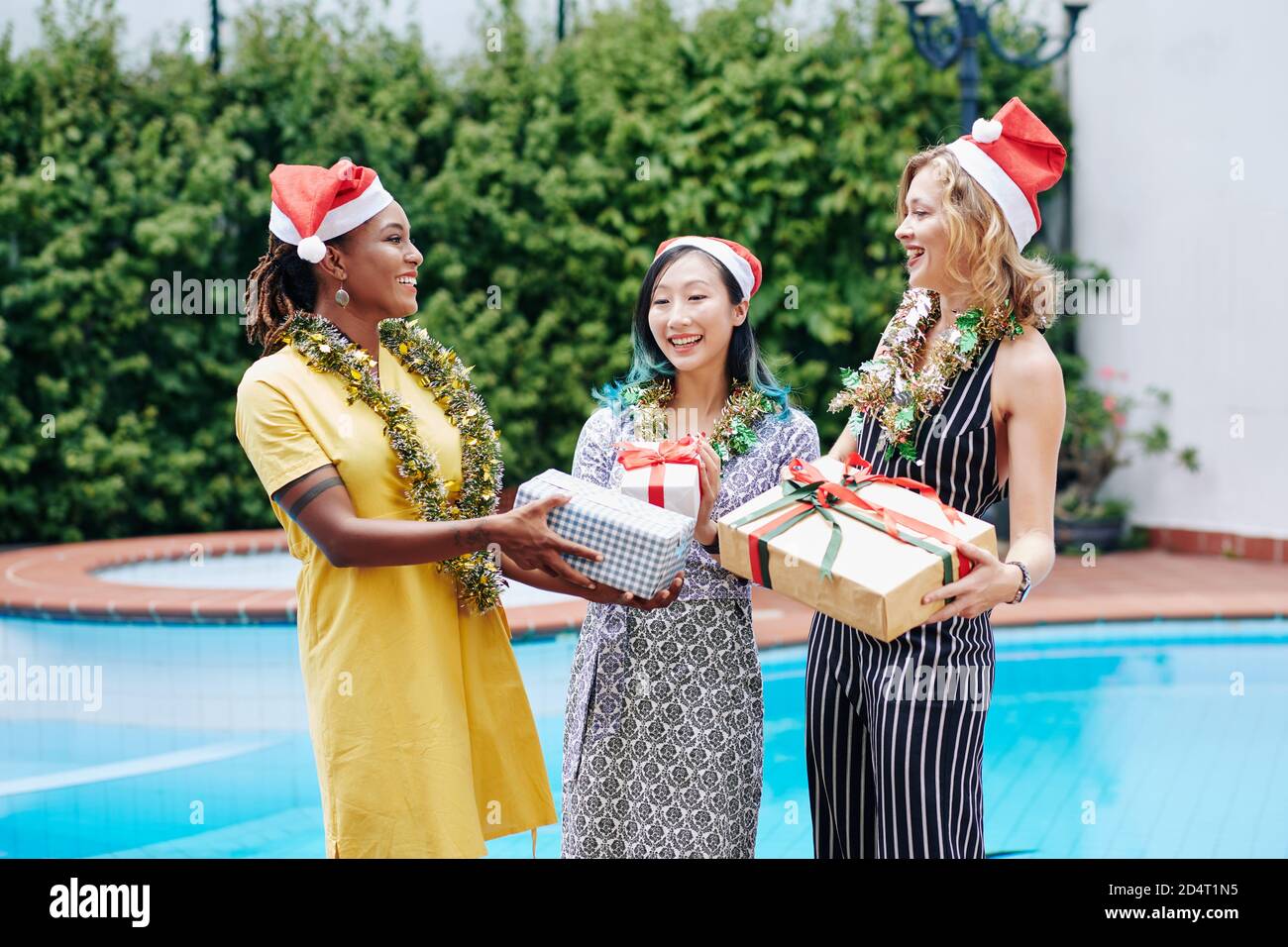 Group diverse people exchanging hi-res stock photography and images - Alamy