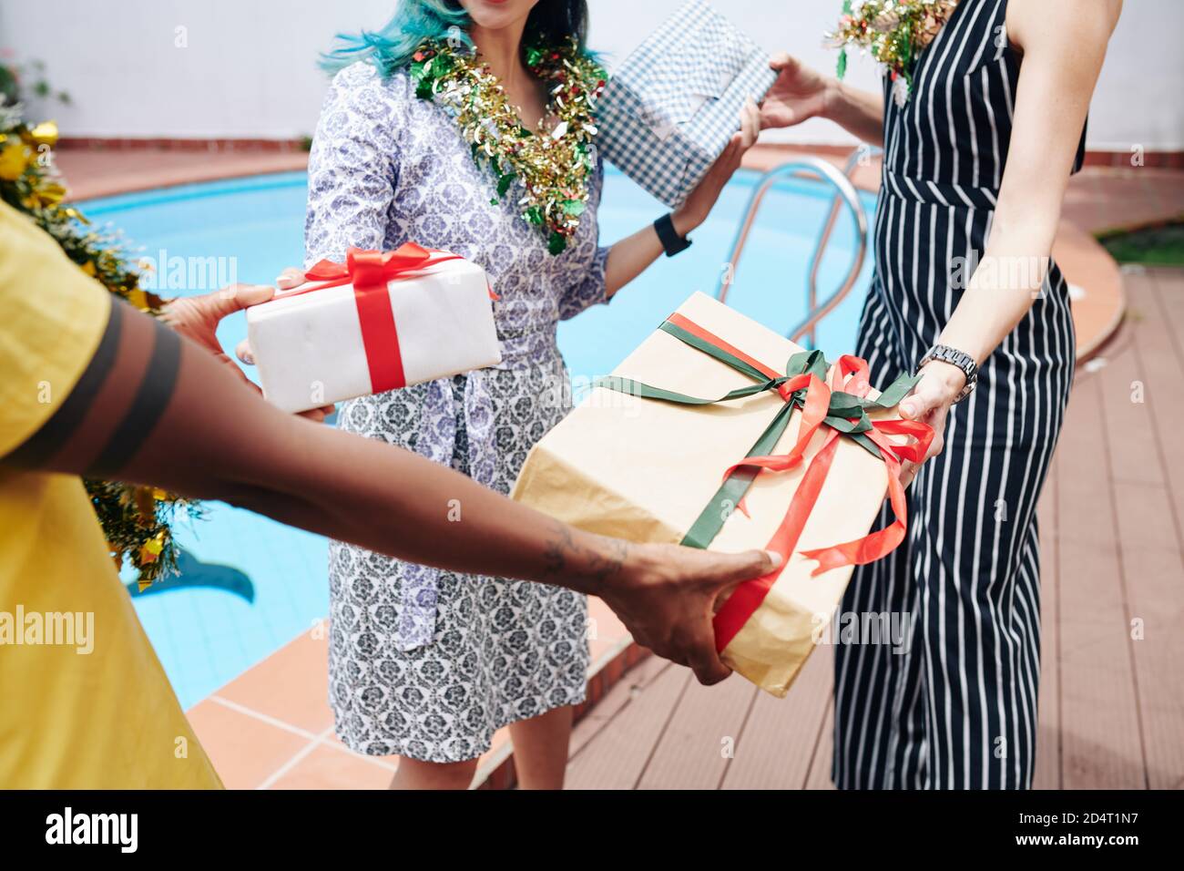 Gift exchanging hands hi-res stock photography and images - Alamy