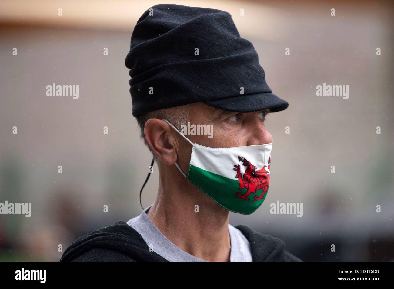 Man with hat covering face hi-res stock photography and images - Alamy