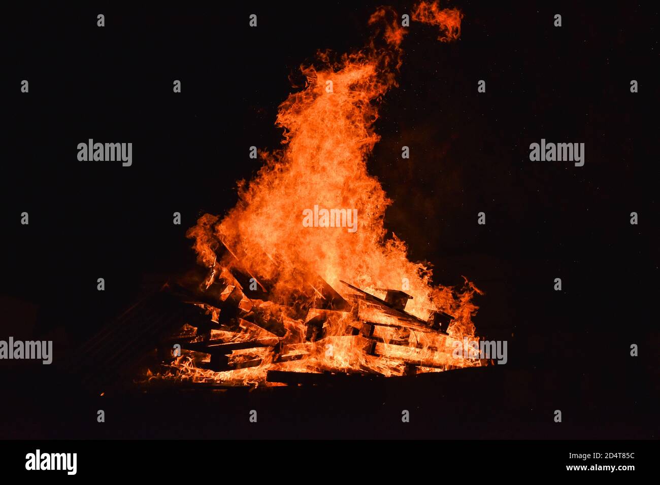 Yellow pallets hi-res stock photography and images - Alamy