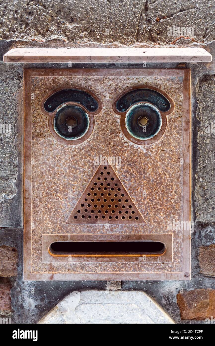 Bell shaped mouth hi-res stock photography and images - Alamy