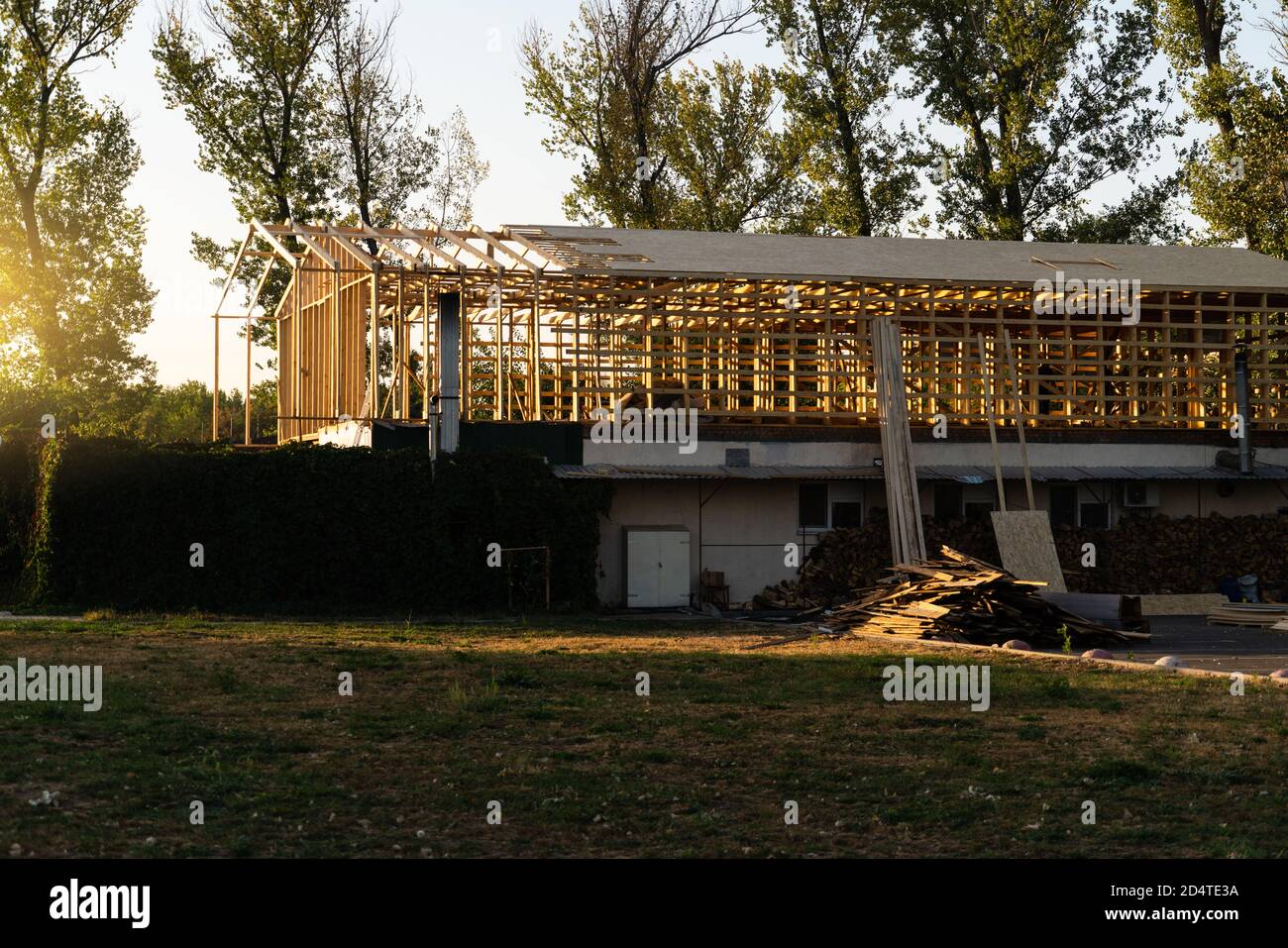 Wood frame house under construction hi-res stock photography and images ...