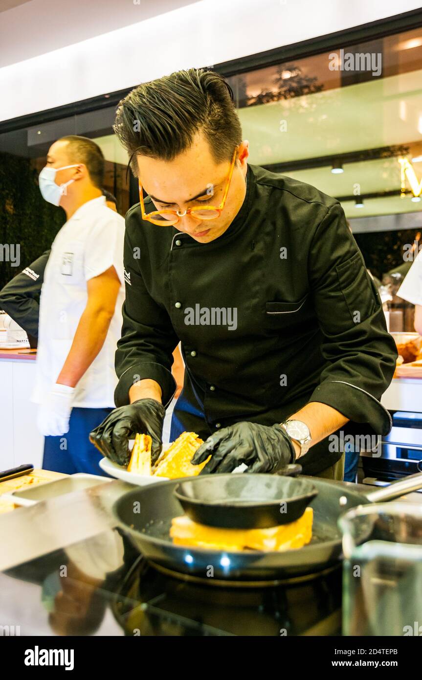 Chef Andrew Moo cooking egg and plant chorizo grilled cheese at the ...