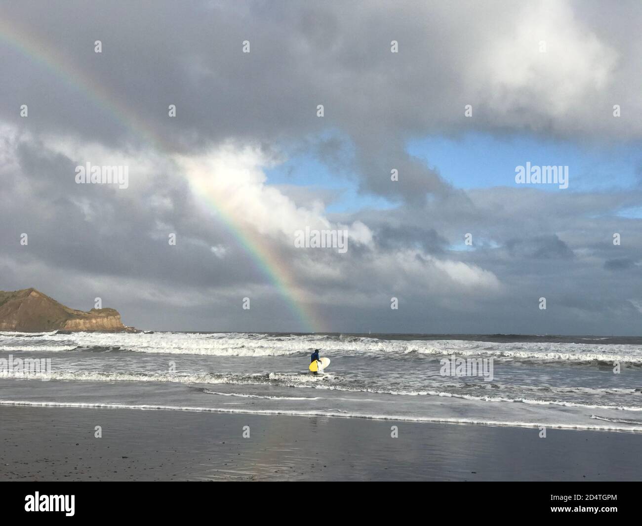 Cayton bay yorkshire surfing hi-res stock photography and images - Alamy