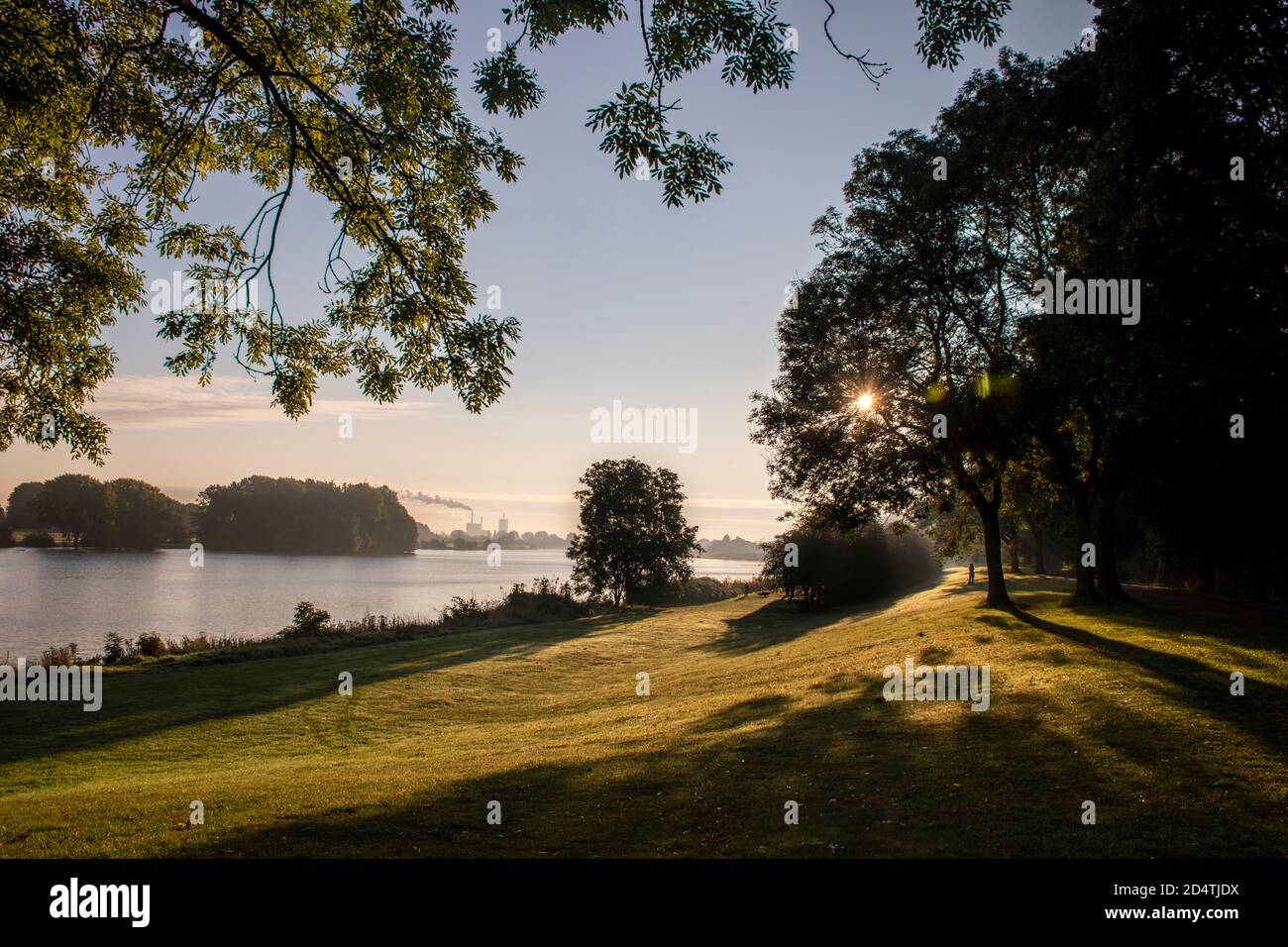 Sunlight peaking hi-res stock photography and images - Alamy